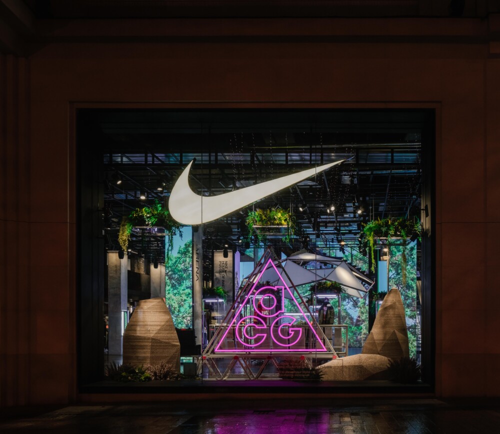 Nike Gezegden Nike Brengt Populaire Sneakers Uit In Roze Satijn | Het